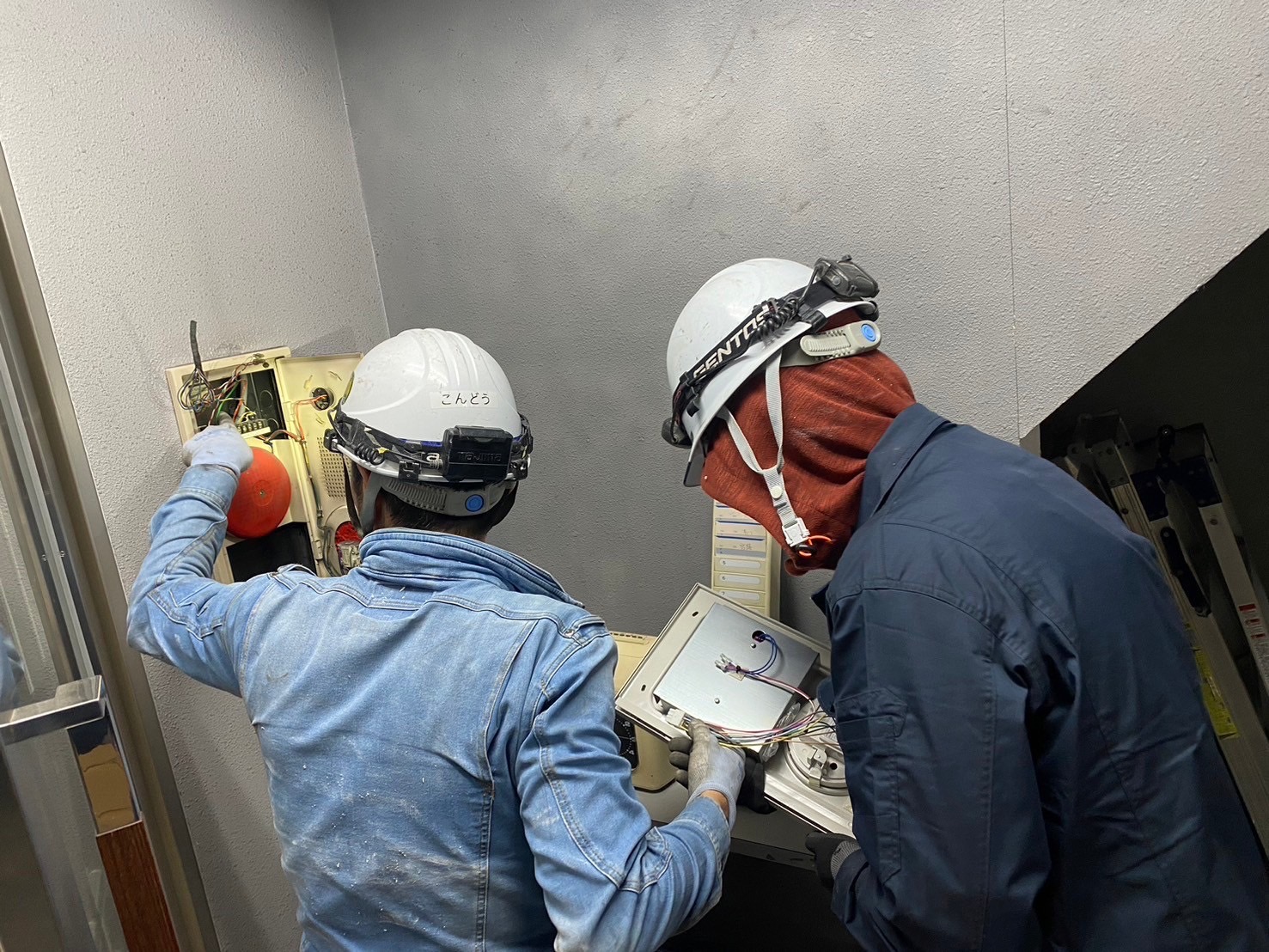 (→近藤さん)が(←千葉君)に配線を渡しています。