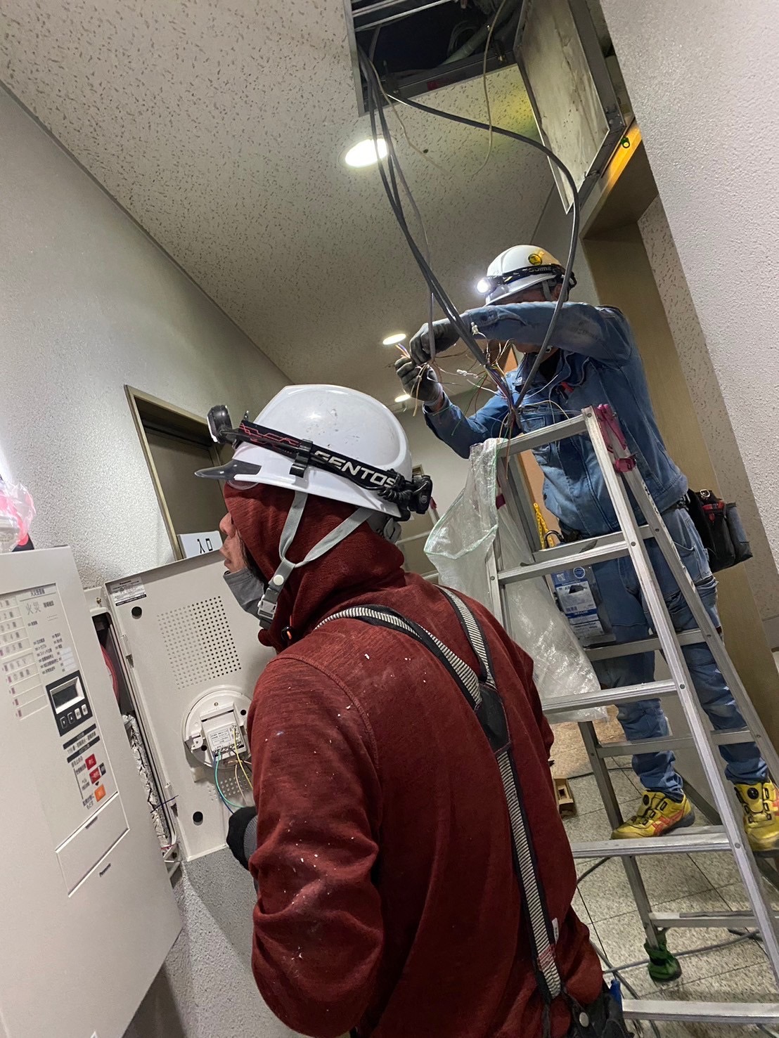 🔼左、総合盤取替工事の作業風景 右、受信機移設工事の作業風景